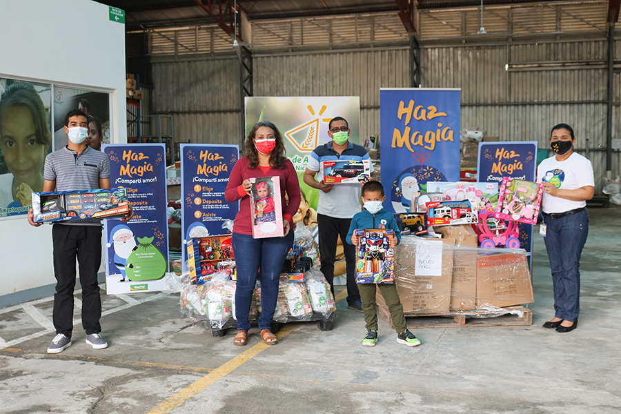 Walmart dona juguetes y alimentos para alumbrar esta Navidad